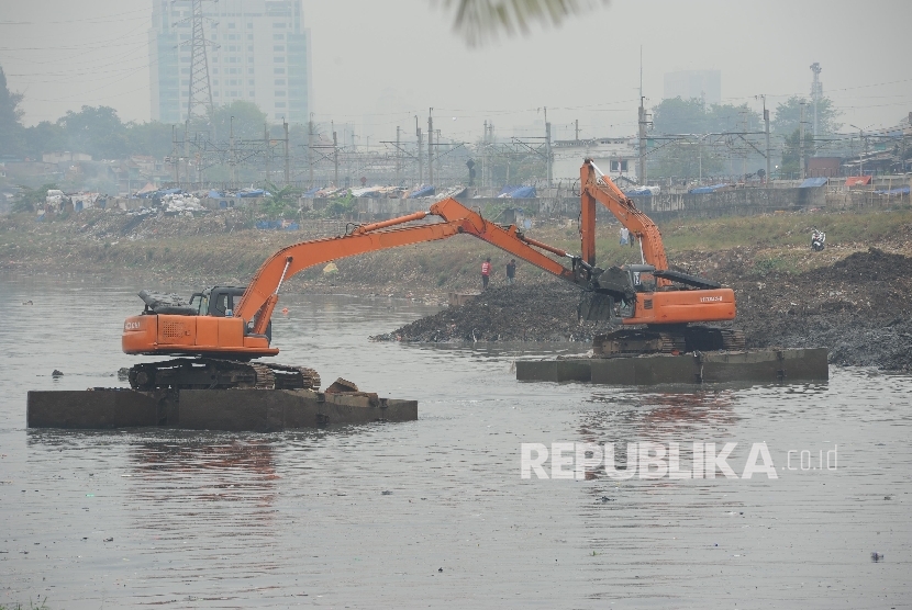 Pengerukan Endapan Lumpur di Kali Ciliwung | Republika Online