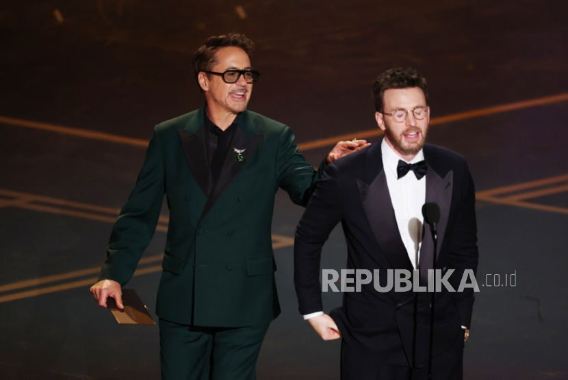 Robert Downey Jr. Kasih Kado Nyeleneh ke Chris Evans di Panggung Oscar ...