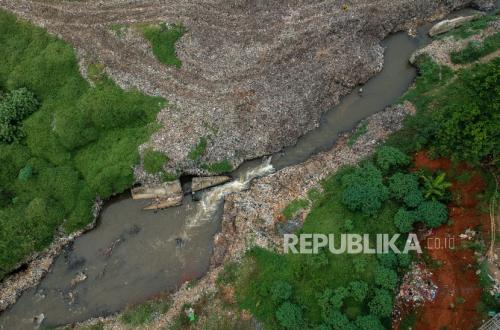 Aliran Sungai Pesanggrahan Menyempit Imbas dari Longsor TPA Cipayung ...