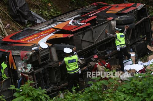 Polisi Selidiki Kecelakaan Bus Pengangkut Ustaz Gontor Poso | Republika ...