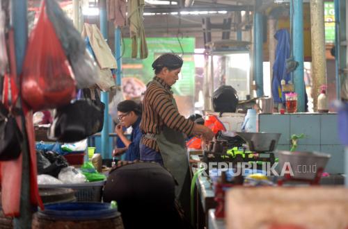 Setiap Kamis Pahing, Pedagang Pasar Condongcatur Berpakaian Tradisional ...