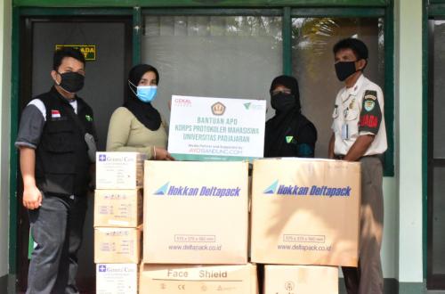 AyoBandung.com, DD Jabar, dan KPM Unpad Bagikan APD | Republika Online