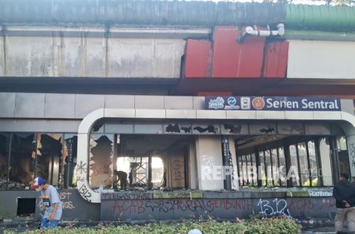 Tujuh Halte Transjakarta Dibakar, Seluruh Layanan Dihentikan Sementara ...