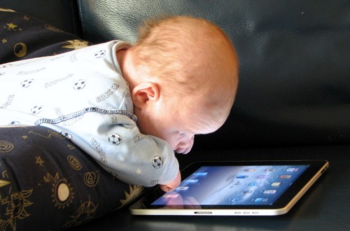 Bayi Laki-Laki yang Terpapar Layar Berisiko Kembangkan Autisme ...