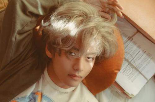 V BTS tak Ragu Posting Foto Pakai iPhone, Kontrak dengan Samsung ...
