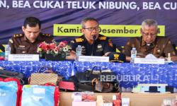 Bea Cukai Musnahkan Rokok dan Pakaian Bekas Impor Ilegal di Entikong | Republika Online