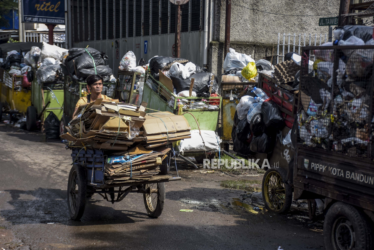 Penumpukan Sampah di Bandung
