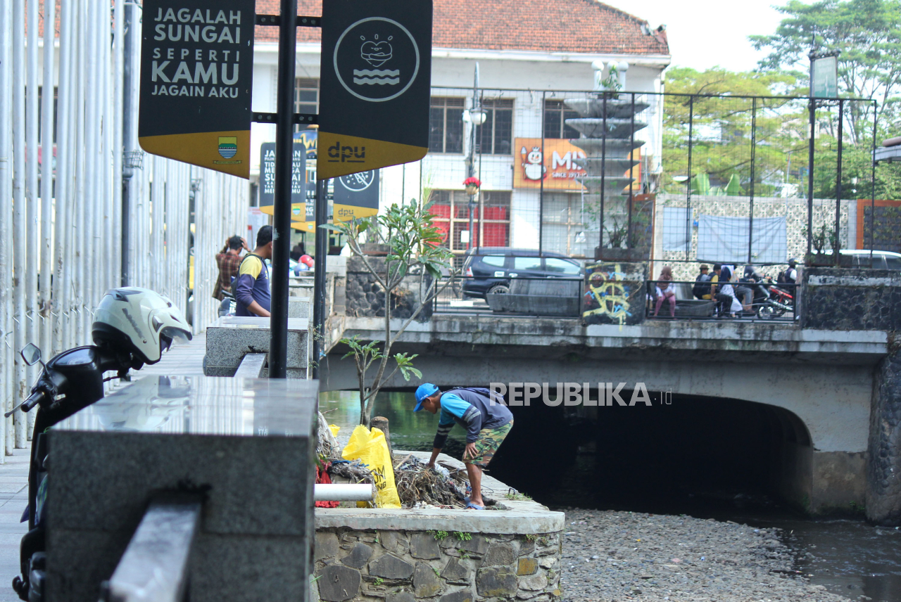 Surut Petugas DSDABM Punguti Sampah Cikapundung