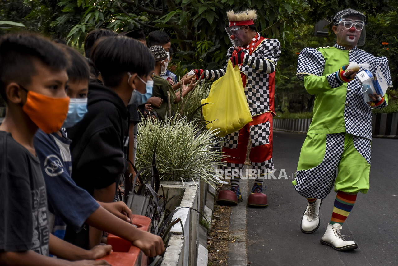 Komunitas Badut Bagikan Takjil dan Masker