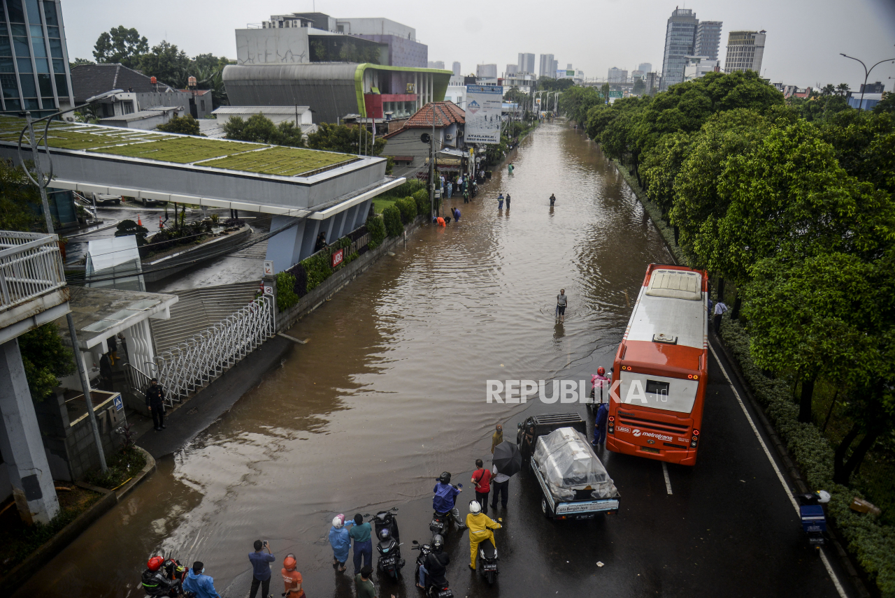 Kemacetan Jalan TB Simatupang Akibat Banjir Kemacetan Jalan TB Simatupang Akibat Banjir