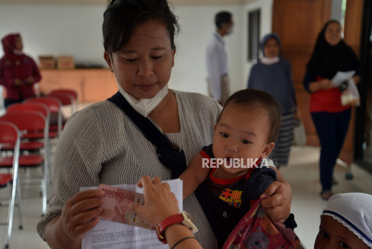 Penyaluran Bantuan Langsung Tunai (BLT) Penyaluran Bantuan Langsung Tunai (BLT)