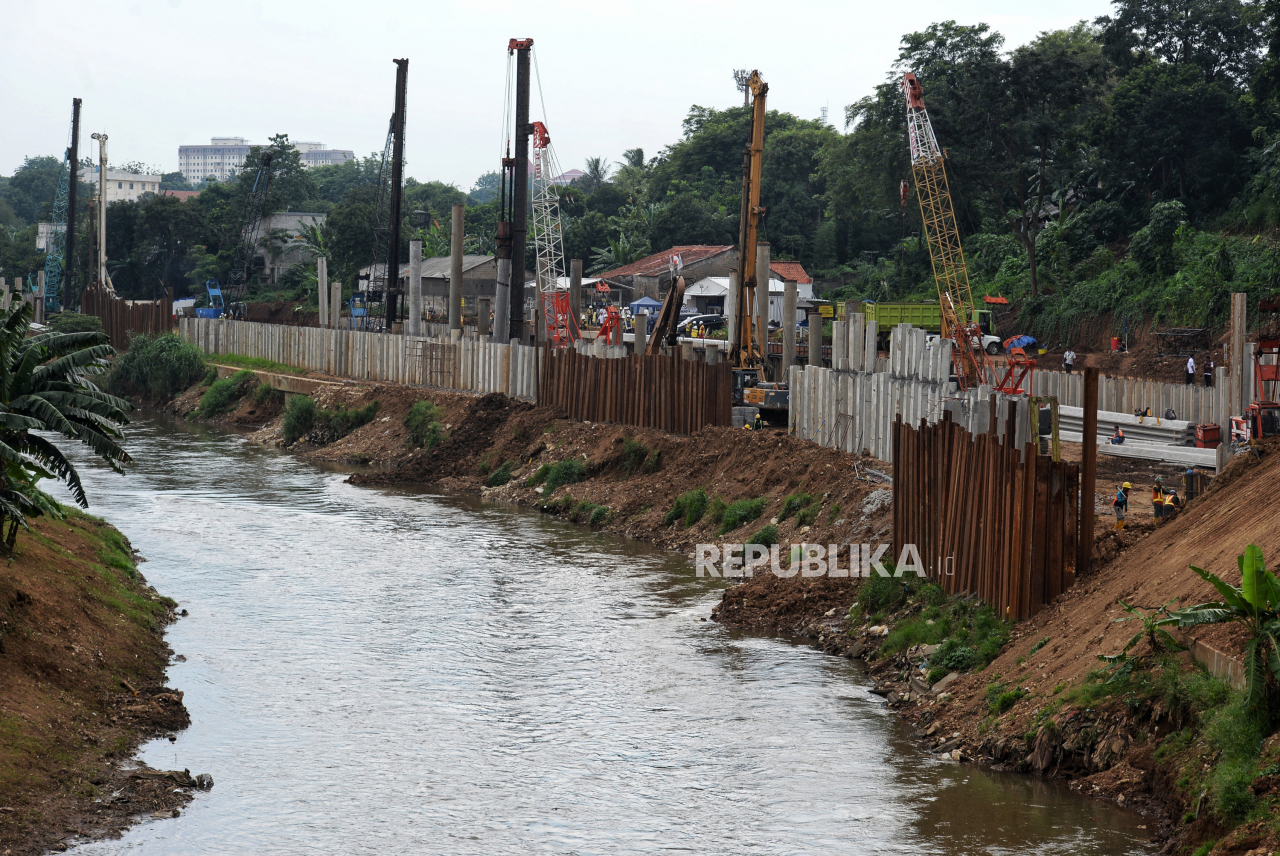 Pembangunan Penyaringan Sampah Kali Ciliwung