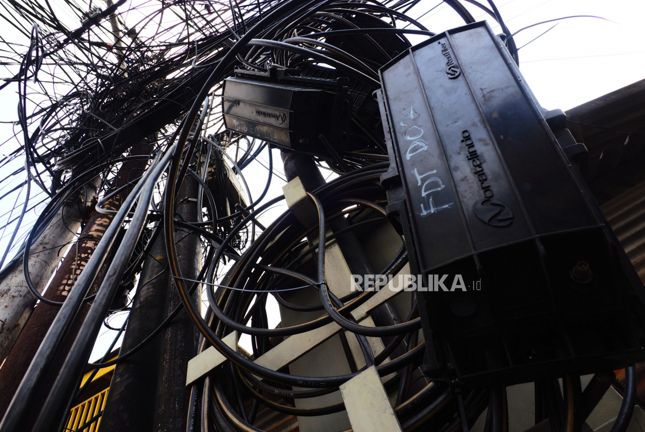Semrawut Kabel Optik di Simpang Rawa Belong