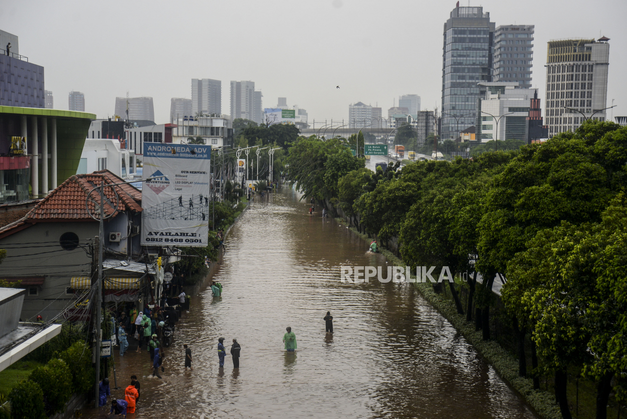 Kemacetan Jalan TB Simatupang Akibat Banjir Kemacetan Jalan TB Simatupang Akibat Banjir