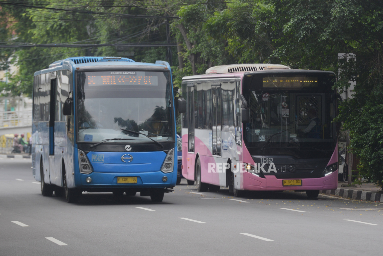 Bus Pink Transjakarta Kembaali Beroperasi