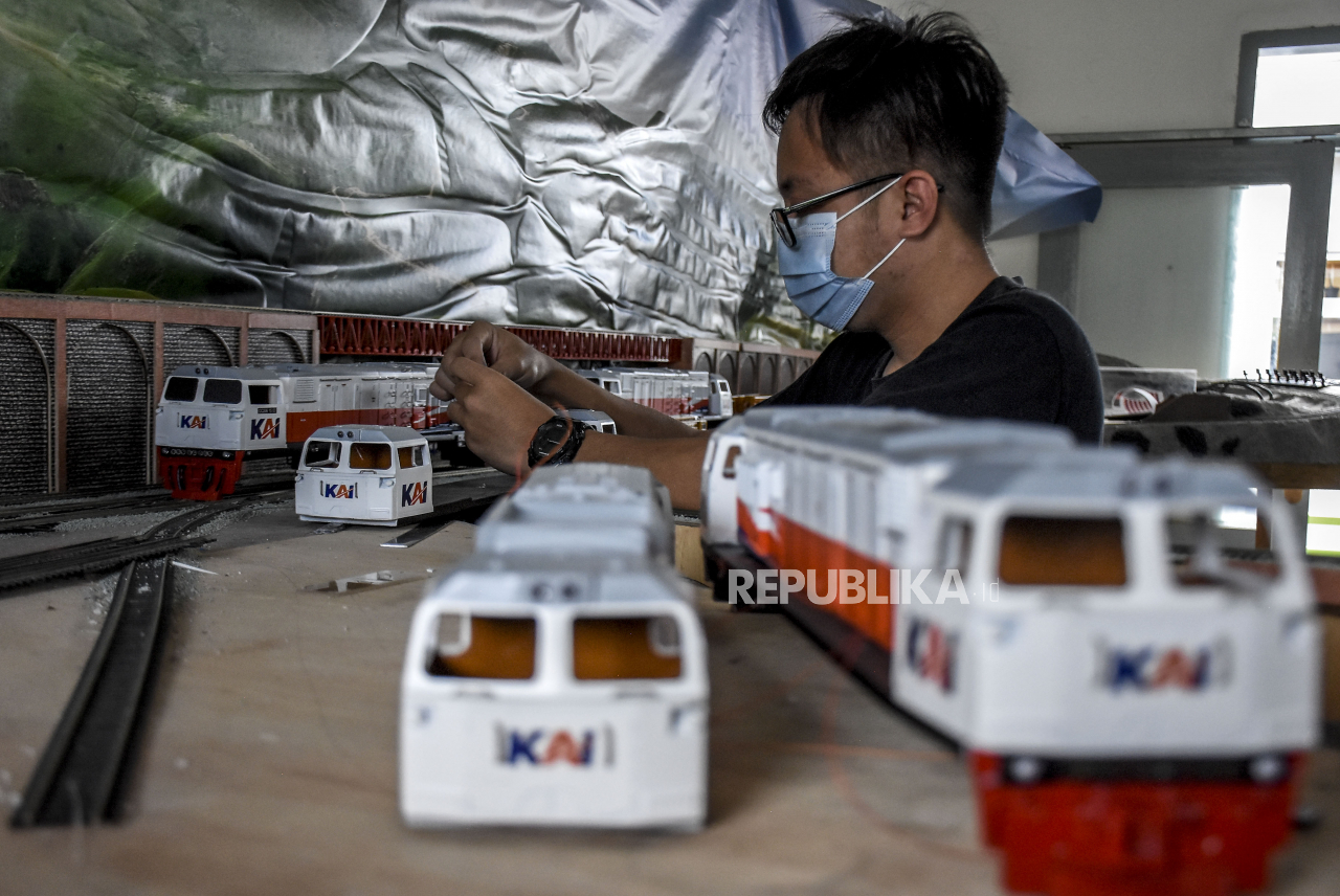 Kerajinan Miniatur Kereta