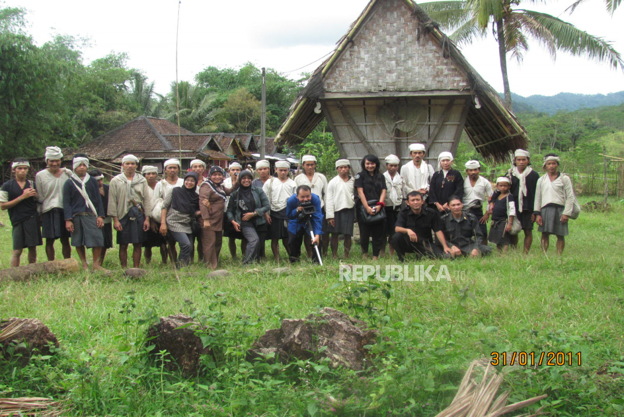 Sambut Upacara, Warga Badui Dalam Buru Tupai Sambut Upacara, Warga Badui Dalam Buru Tupai