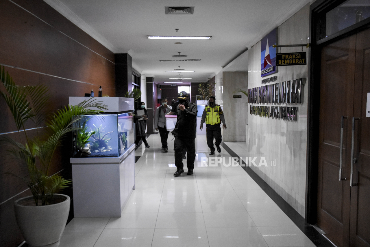 KPK Geledah Kantor DPRD Jabar KPK Geledah Kantor DPRD Jabar