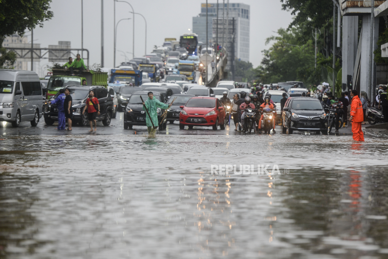 Kemacetan Jalan TB Simatupang Akibat Banjir Kemacetan Jalan TB Simatupang Akibat Banjir