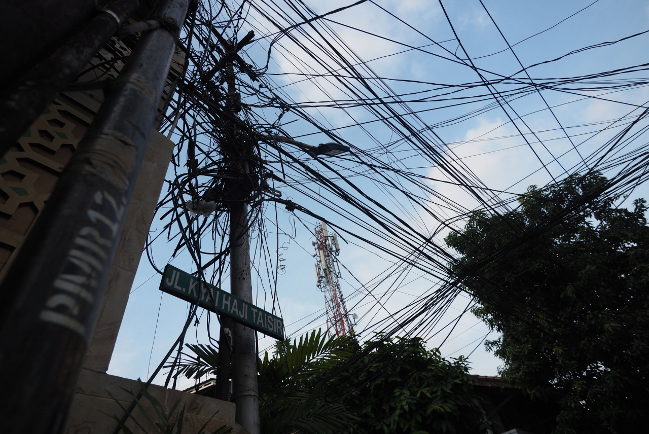 Semrawut Kabel Optik di Simpang Rawa Belong