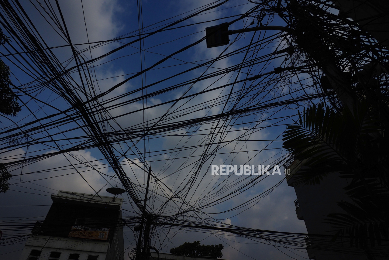 Semrawut Kabel Optik di Simpang Rawa Belong