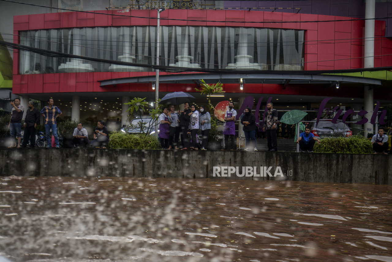 Kemacetan Jalan TB Simatupang Akibat Banjir Kemacetan Jalan TB Simatupang Akibat Banjir
