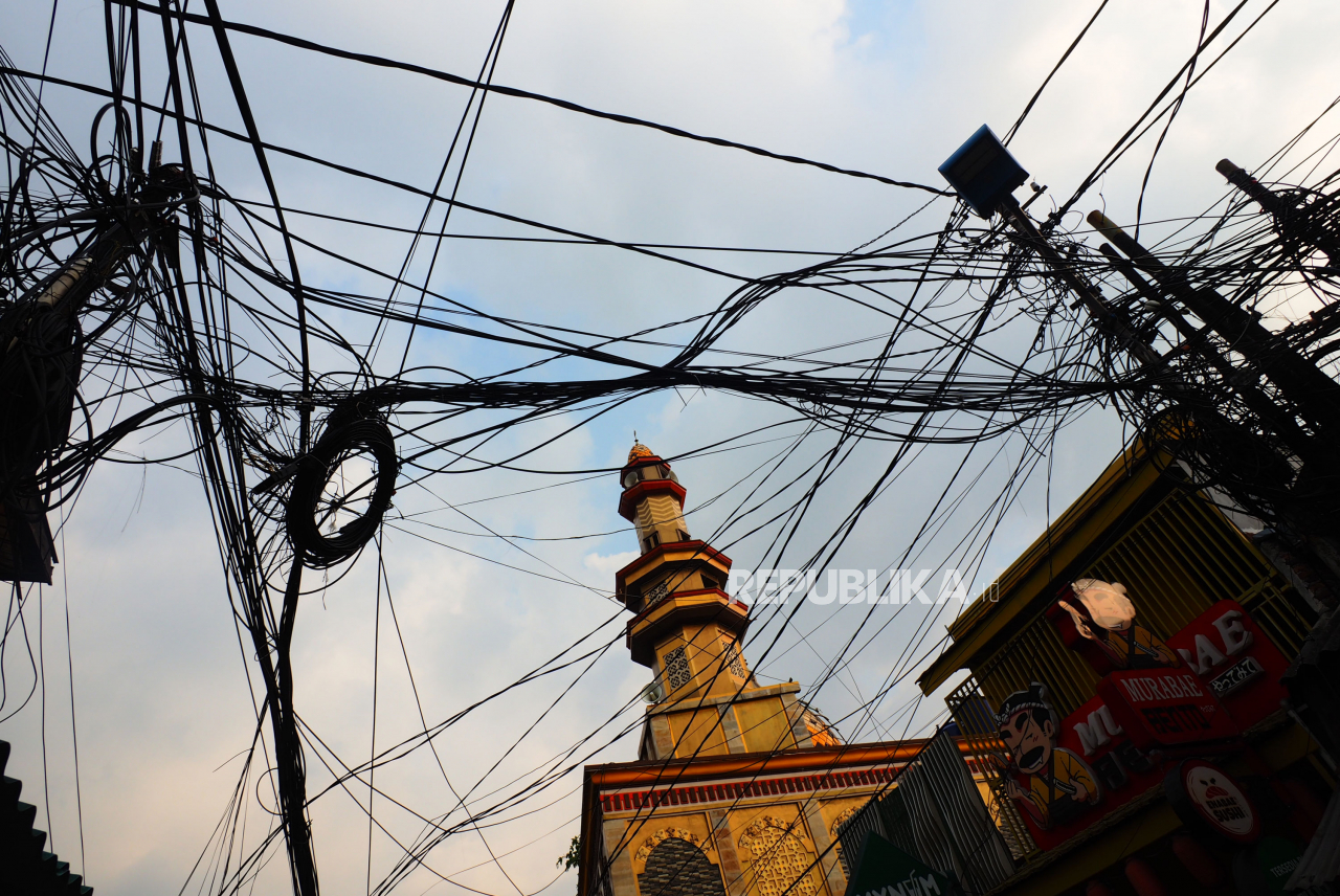 Semrawut Kabel Optik di Simpang Rawa Belong