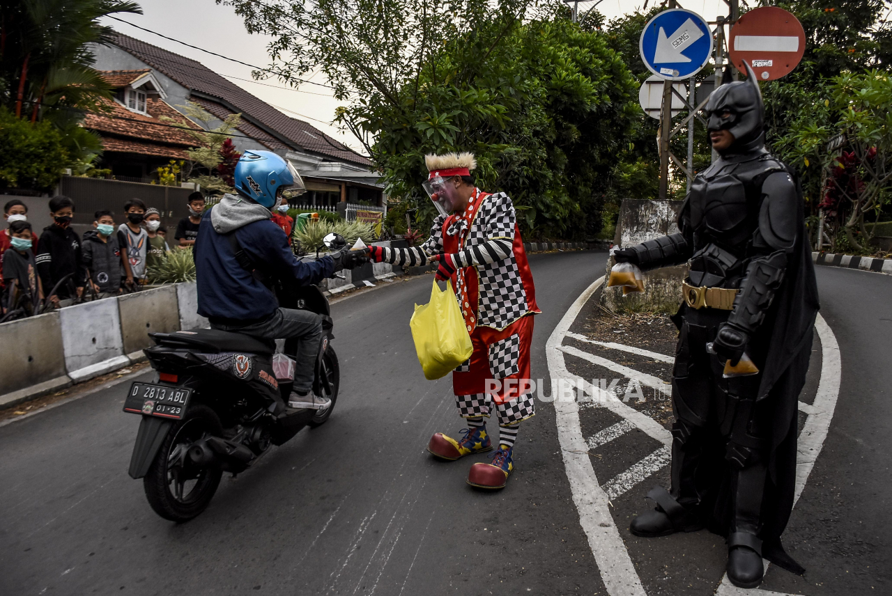 Komunitas Badut Bagikan Takjil dan Masker