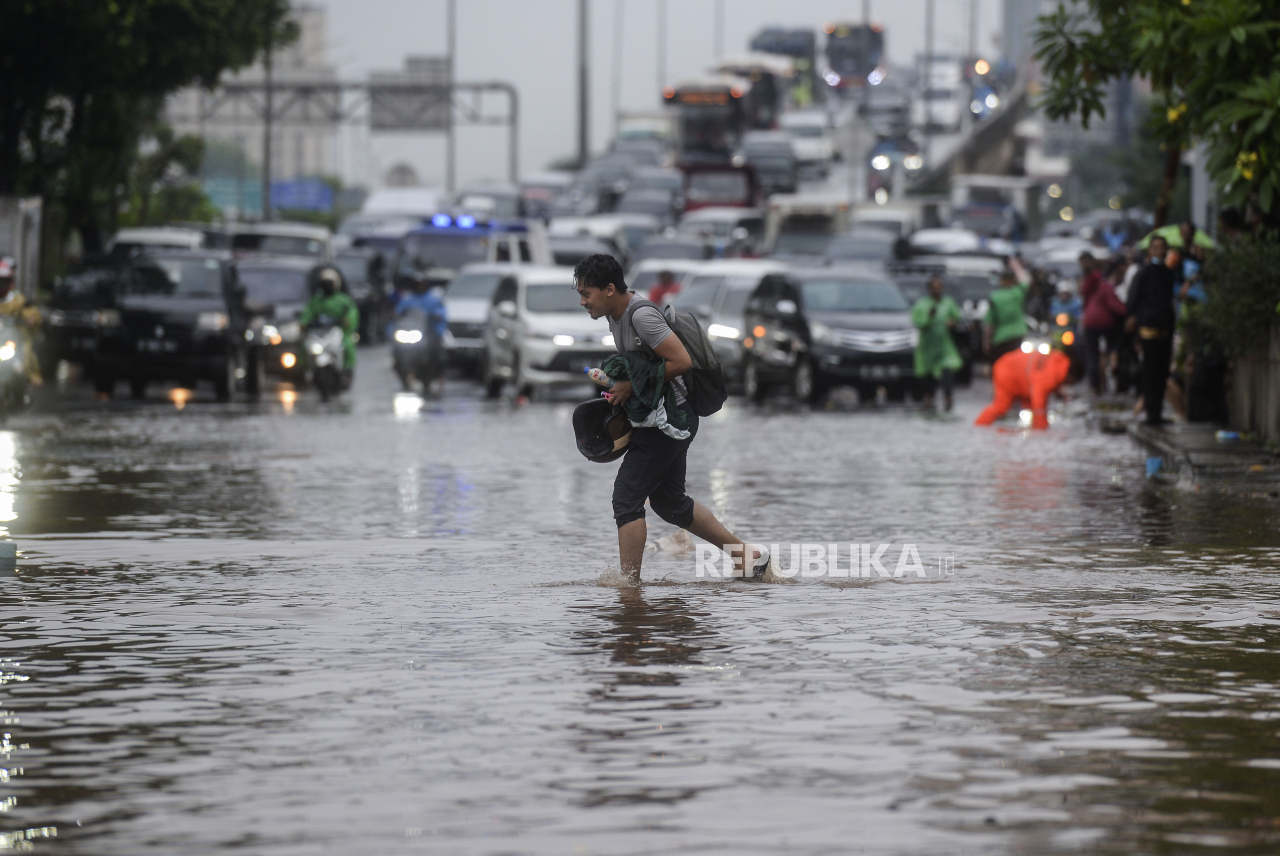 Kemacetan Jalan TB Simatupang Akibat Banjir Kemacetan Jalan TB Simatupang Akibat Banjir