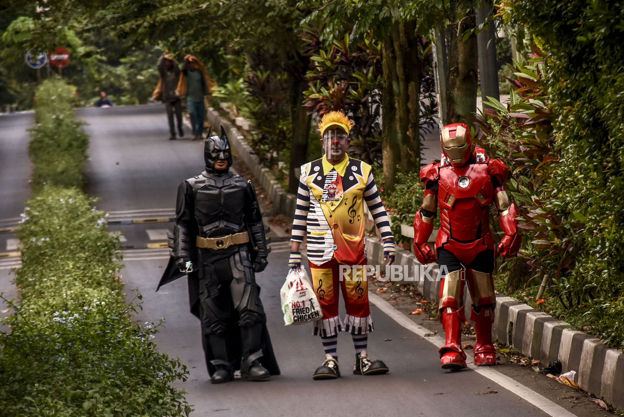 Komunitas Badut Bagikan Takjil dan Masker