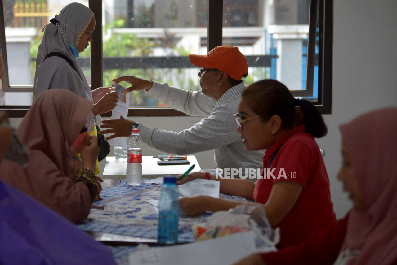Penyaluran Bantuan Langsung Tunai (BLT) Penyaluran Bantuan Langsung Tunai (BLT)
