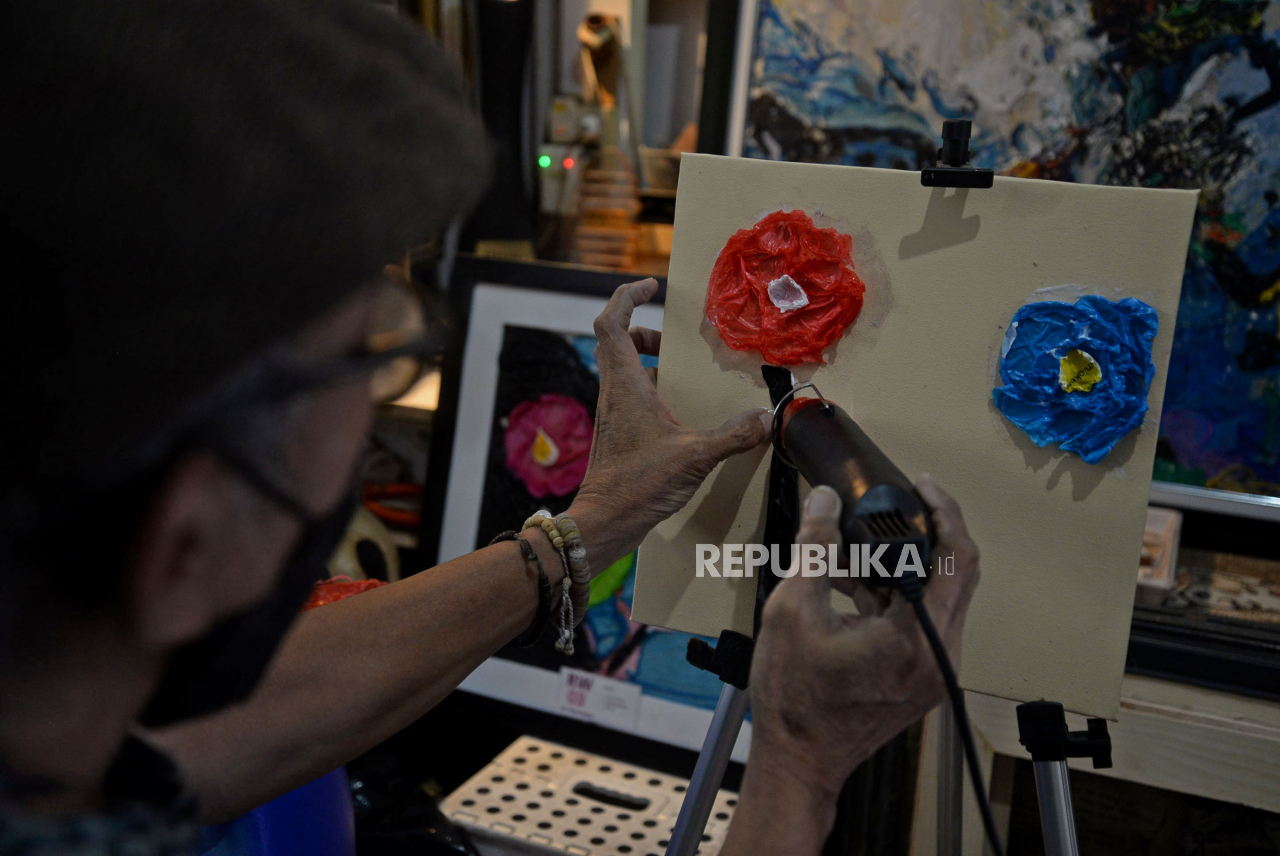 Melukis Dengan Limbah Plastik