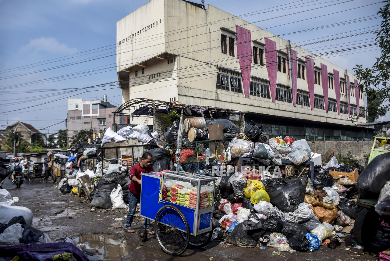 Penumpukan Sampah di Bandung