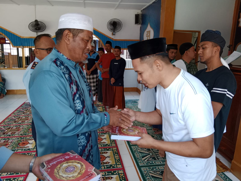 Berikan Sejumlah Mushaf Al-Qur'an Kepada WBP Rutan Majene, Ini Harapan ...