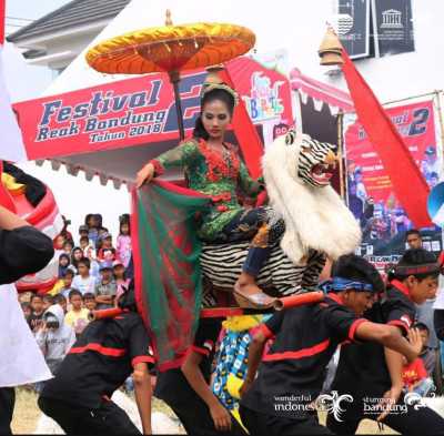 Kesenian Sisingaan atau Singa Depok Merupakan Seni Pertunjukan Rakyat ...