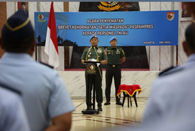 Danpaspampres Beri Brevet Kehormatan Setia Waspada kepada 28 Perwira ...