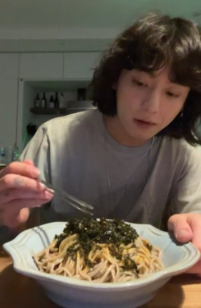 Jungkook Lagi Hobi Memasak, Ini Resep Makguksu Minyak Perilla Ala Maknae BTS | chingudeul